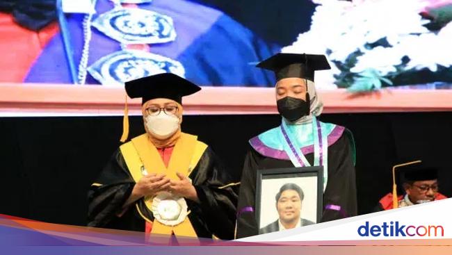 Cerita Haru Wisudawan UPNV Jakarta, Sang Kakak Wakili Adiknya yang ... Cerita Haru Wisudawan UPNV Jakarta, Sang Kakak Wakili Adiknya yang ...
