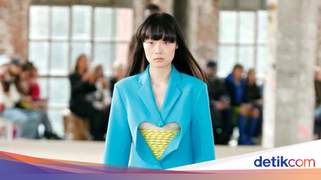 8 Foto Model Pakai Sarung Tangan dari Kondom Isi Air di Paris Fashion Week