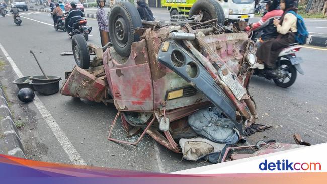 Kecelakaan di Jalan Magelang Sleman, Pikap Terbalik Usai Dihantam Mobil