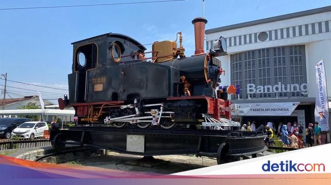 5 Fakta Menarik Monumen Lokomotif di Depan Stasiun Bandung
