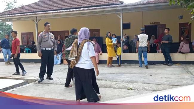 Emak-emak Ngamuk di Kantor Polisi Saat Laporkan Kasus Pencabulan