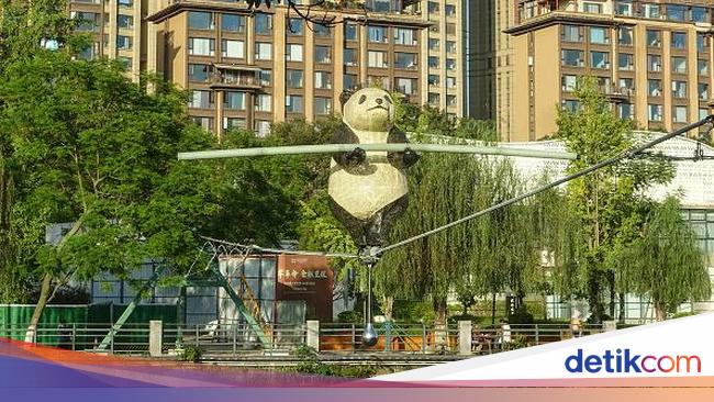 Gemas, Patung Panda Raksasa Jalan di Atas Tali Hiasi Kota di China