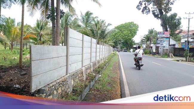 Bahaya! Benteng Pembatas di Pangandaran Mepet ke Jalan Raya