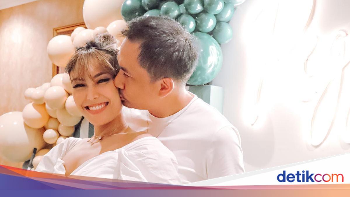 7 Foto Kemesraan Ayu Dewi dan Regi Datau yang Pernikahannya Jadi Sorotan