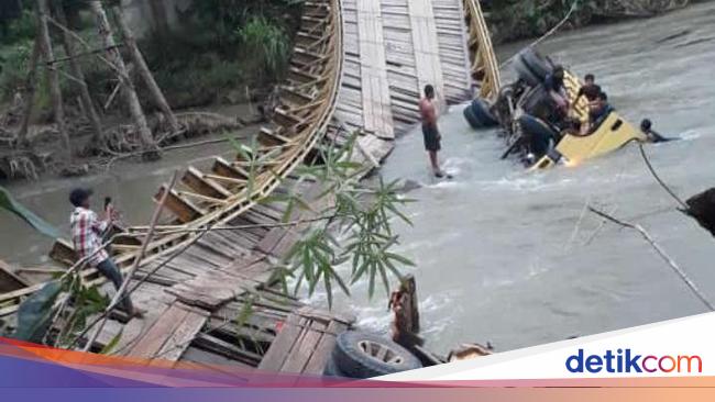 Jembatan Penghubung Desa di Bengkulu Putus, 2 Truk Masuk ke Sungai