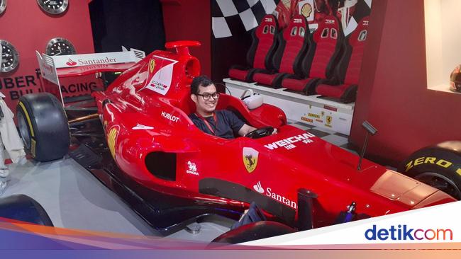 Merasakan Sensasi Kokpit Mobil F1 Ferrari Jelang GP Singapura