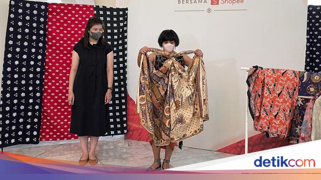 Tak Harus Kemeja, Ini Inspirasi OOTD Batik Kreatif untuk Pria dan Wanita