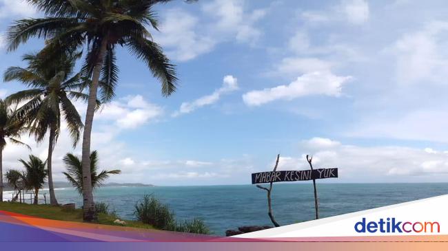 Nikmati Sunrise yang Merona Sambil Camping-Mancing di Pantai Benges Pacitan