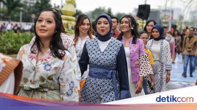 Parade Batik Meriahkan Car Free Day di Bundaran HI