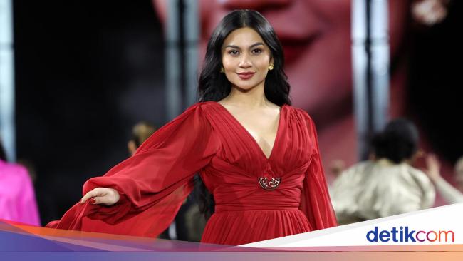 7 Pesona Ariel Tatum di Catwalk Paris Fashion Week, Jalan Bareng Seleb ...