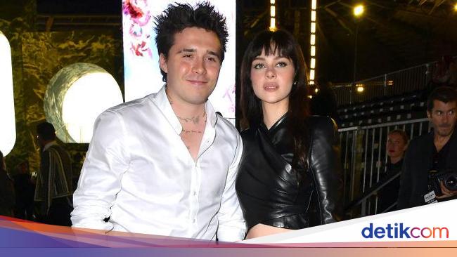 Foto Nicola Peltz Hadir di Fashion Show Victoria Beckham, Tidak Saling ... Foto Nicola Peltz Hadir di Fashion Show Victoria Beckham, Tidak Saling ...