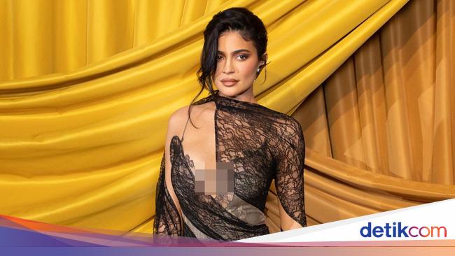 Intip Gaya Artis di Paris Fashion Week, Ada yang Pakai Baju Transparan