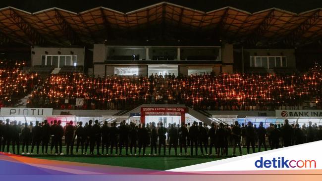 Suporter Arema-Bali United Doa Bersama untuk Korban Tragedi Kanjuruhan