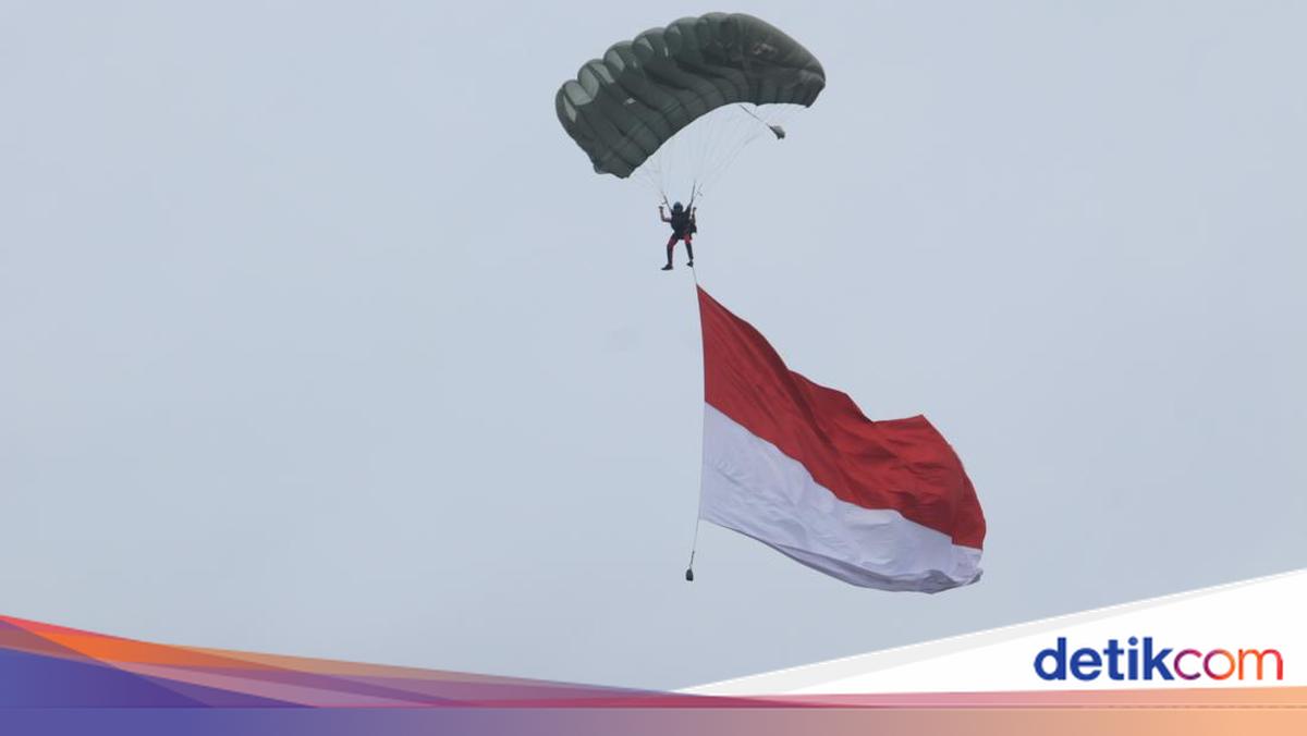 Melihat Aksi Para Penerjun di Langit Bandung