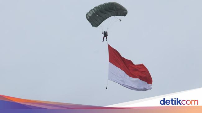 Melihat Aksi Para Penerjun di Langit Bandung
