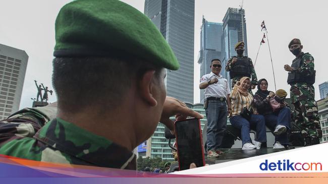 Antusias Warga Asik Foto-foto dengan Alutsista TNI