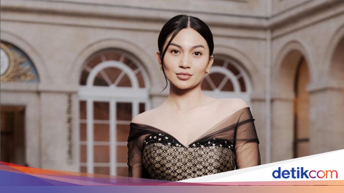 Ariel Tatum Memukau dengan Gaun Songket Usai Tampil di Paris Fashion Week