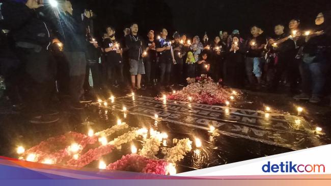 Doa Bersama-Tabur Bunga untuk Korban Tragedi Kanjuruhan di Tabanan