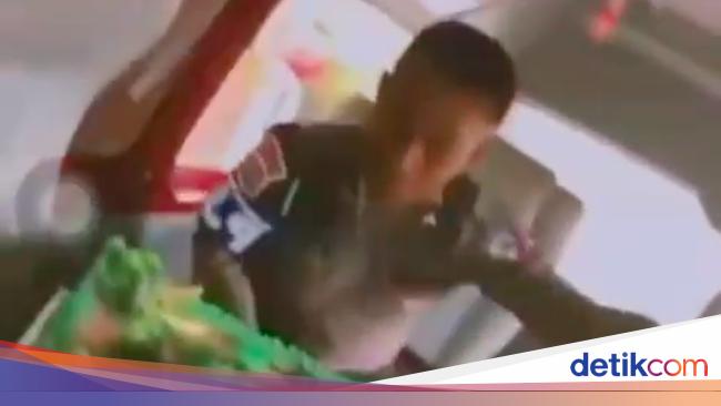 Kelakuan Oknum Polisi Jilat Kue HUT TNI yang Tuai Kecaman Kelakuan Oknum Polisi Jilat Kue HUT TNI yang Tuai Kecaman