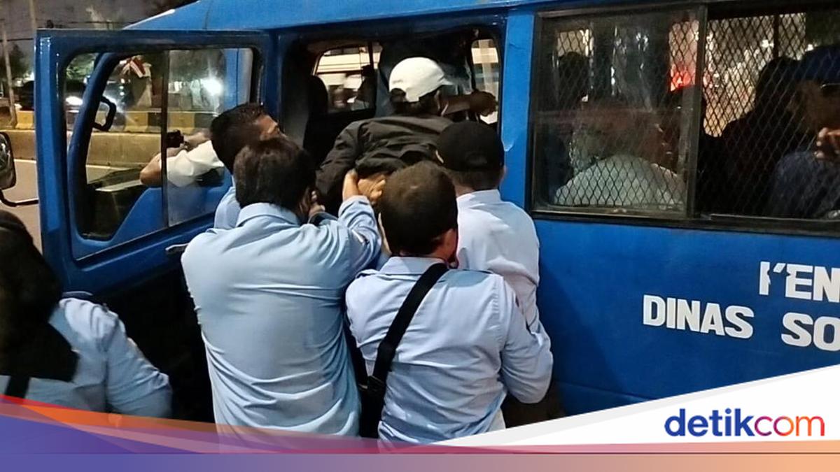 Satpol PP Jakpus Jaring 16 Pengemis hingga Manusia Gerobak