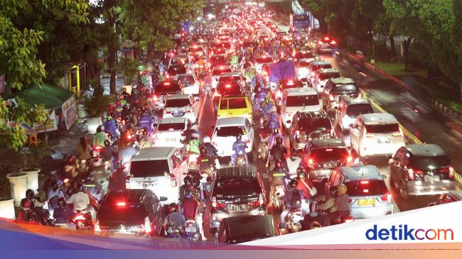 Jalan Matraman Macet hingga Mengular Panjang