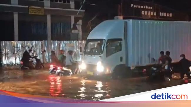Banjir di Jalan Raya Jatimekar Bekasi, Banyak Motor Mogok