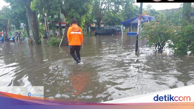 Sejumlah Wilayah Bekasi Banjir Usai Hujan Deras, Ketinggian Air Capai 80 Cm