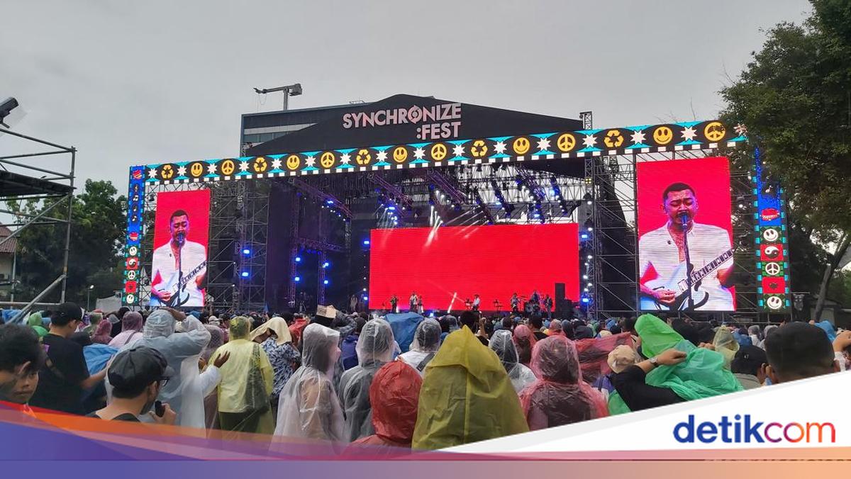 Synchronize Fest 2022 Hari Pertama Diguyur Hujan Deras