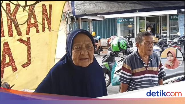 Meski Sudah Renta, Kakek Nenek 78 Tahun Ini Masih Semangat Jualan Batagor