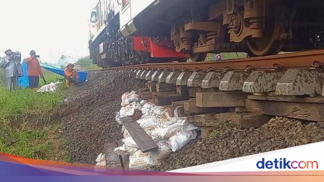 Perbaikan Rel Amblas di Cilacap Rampung, Kereta Bisa Lewat Lagi Pelan-pelan Perbaikan Rel Amblas di Cilacap Rampung, Kereta Bisa Lewat Lagi Pelan-pelan