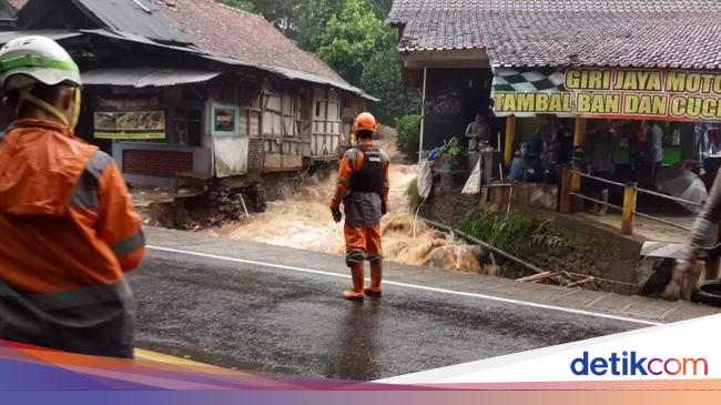 Pemotor Terseret Banjir di Jabar: 1 Tewas, 2 Hilang Pemotor Terseret Banjir di Jabar: 1 Tewas, 2 Hilang