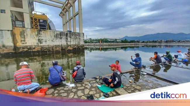 Keseruan Warga Ramai-ramai Mancing di Danau Retensi Cieunteung Bandung