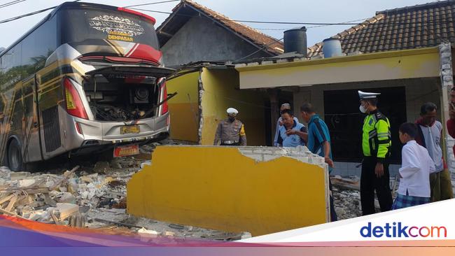 Identitas 8 Orang Luka Usai Bus Tabrak Empat Rumah di Paciran Lamongan