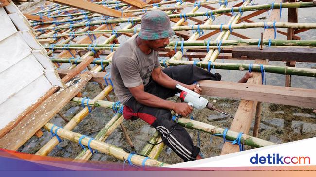 Melihat Pembuatan Bagan Apung di Pulau Selaru