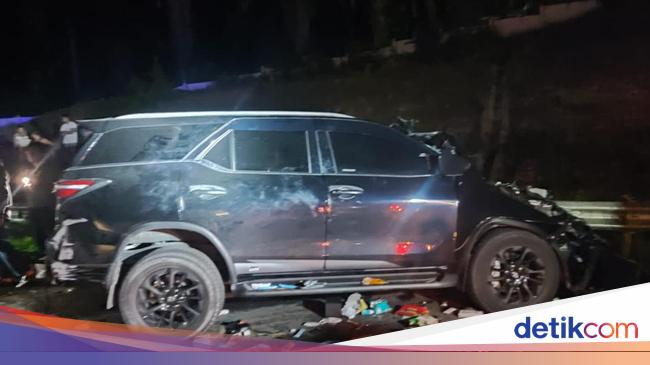 Fortuner Seruduk Truk di Tol Pekanbaru-Dumai, 2 Orang Tewas