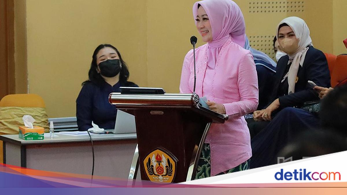 Bu Cinta Jadi Doktor Komunikasi, Lulus dengan Predikat Cumlaude