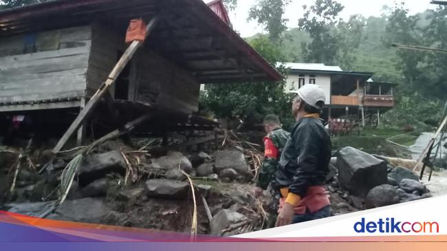 Hujan Seharian, 5 Rumah Warga di Enrekang Tertimpa Longsor Tebing 20 Meter