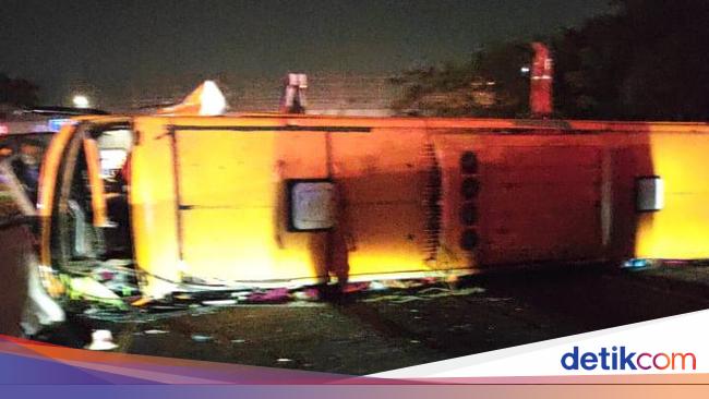 Bus Pariwisata Tabrak Flyover di Tol Porong Sidoarjo, 3 Penumpang Tewas