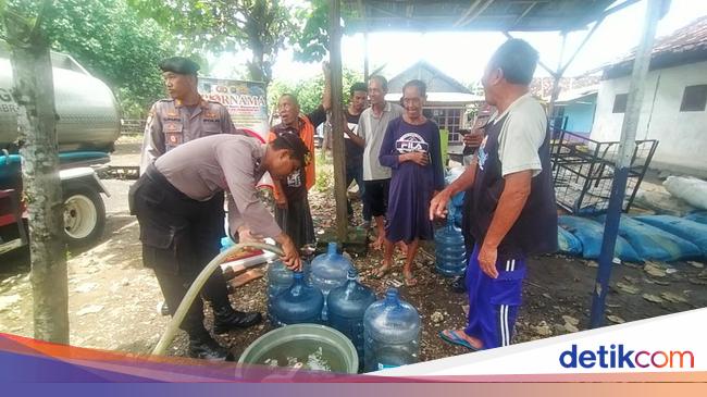 Ribuan Liter Air Disalurkan untuk Warga Pengambengan Jembrana