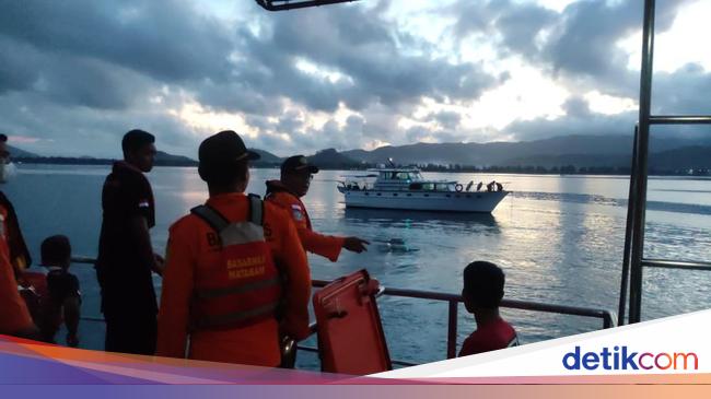 Kapal Mati Mesin 4 Bule Australia Dievakuasi Ke Pelabuhan Lembar