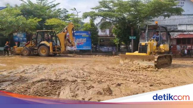 Empat Alat Berat Dikerahkan Bersihkan Lumpur Banjir Trenggalek