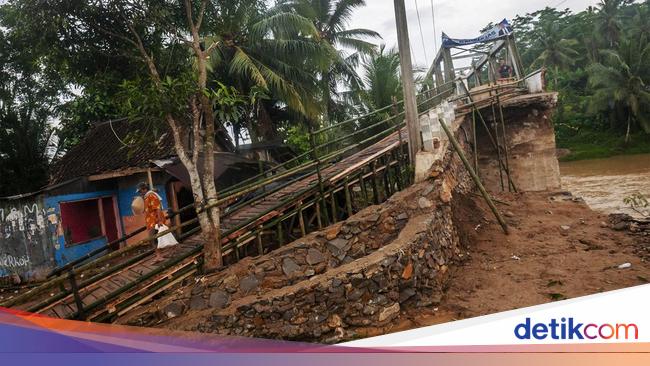 Jembatan Rusak Diterjang Banjir Bandang di Lebak