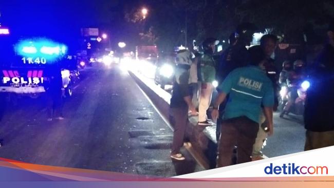 Tabrak Tugu Pembatas Lalu Ditabrak Truk, Pemotor di Bogor Tewas