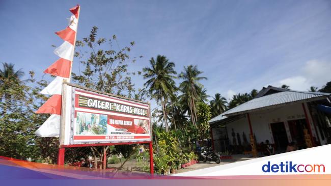 Bule Belanda-AS Rela Datang ke Desa Tumbur Demi Beli Patung Unik