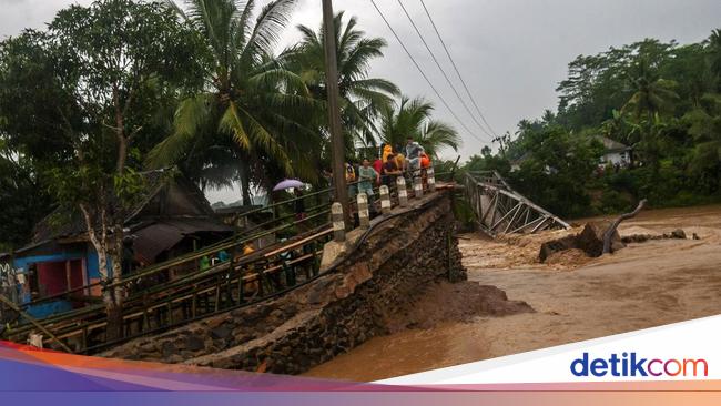 Jembatan di Lebak Putus Diterjang Banjir Bandang Jembatan di Lebak Putus Diterjang Banjir Bandang
