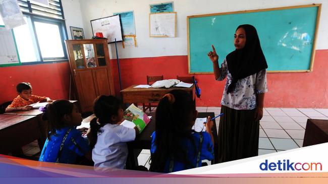 Semangat Guru Muslimah Mengajar di Pulau Terluar