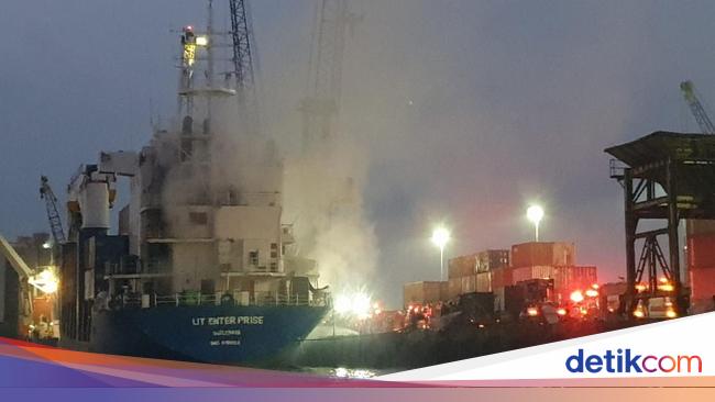 Kapal Penuh Kontainer di Dermaga Jamrud Surabaya Terbakar