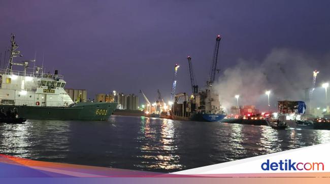 Kebakaran Kapal Penuh Kontainer di Dermaga Jamrud Surabaya Padam