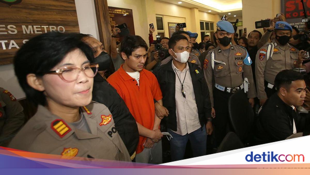 Resmi Ditahan, Rizky Billar Tertunduk Lesu