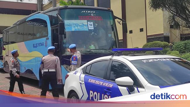 Momen Pejabat Polisi Naik Bus dari PTIK untuk Menghadap Jokowi di Istana